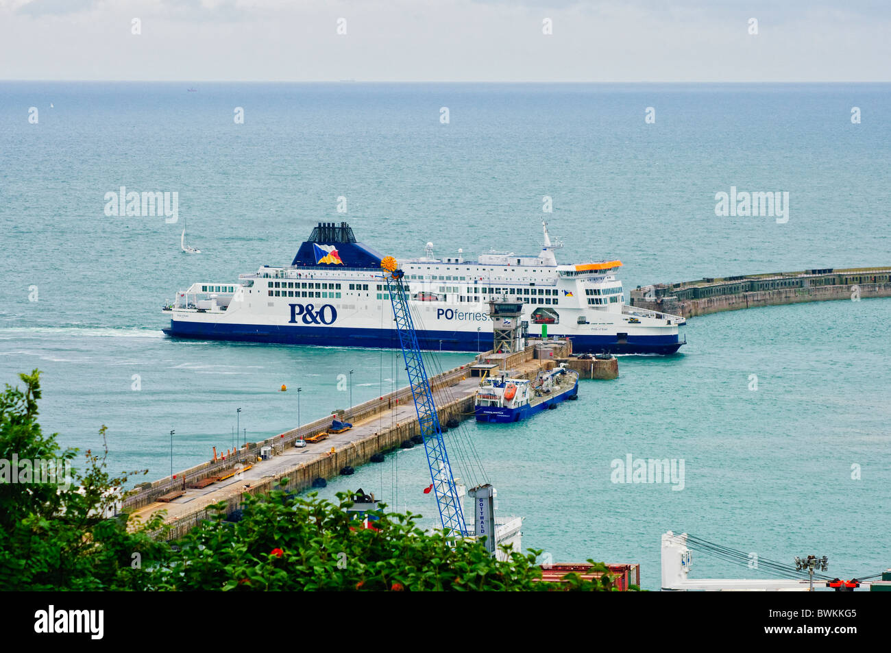 P&O Ferries 'Pride of Kent' entrant dans le port de Douvres Photo Stock ...
