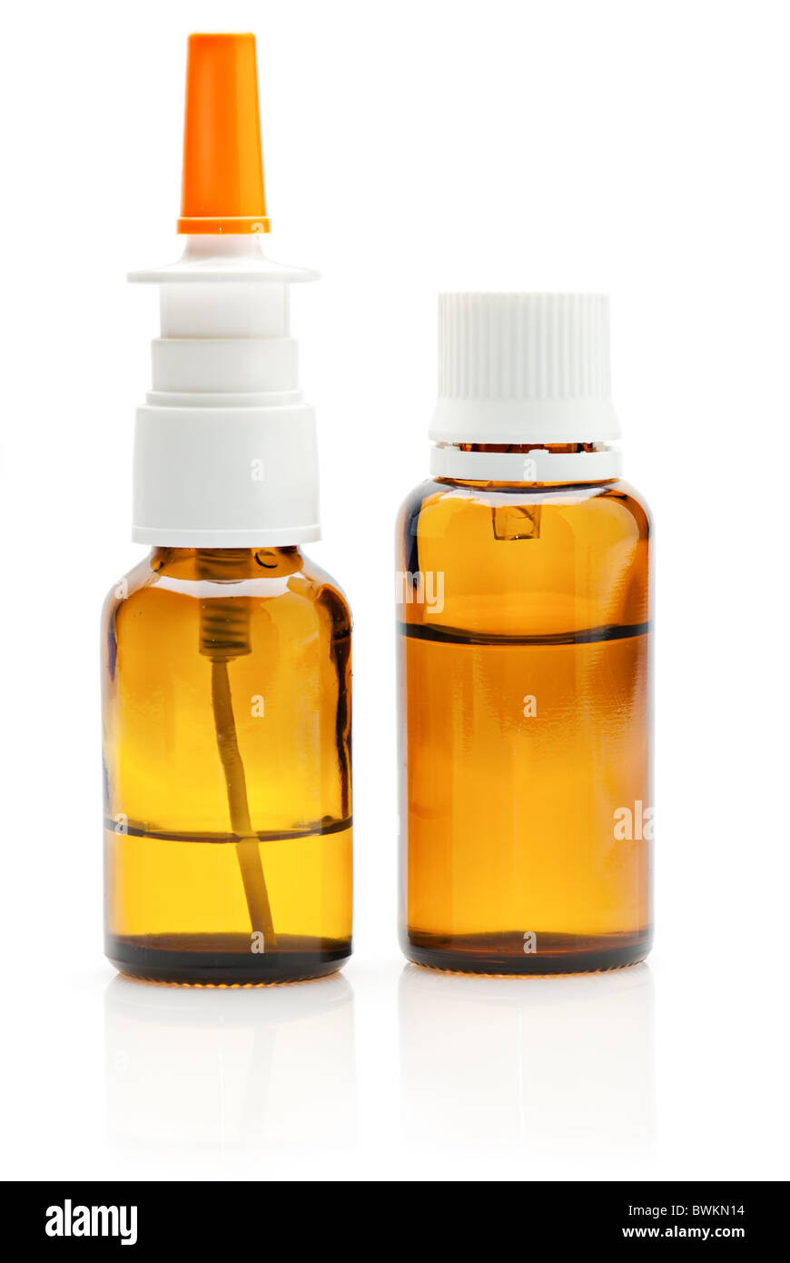 Bouteilles de spray nasal et gouttes sur fond blanc Photo Stock - Alamy