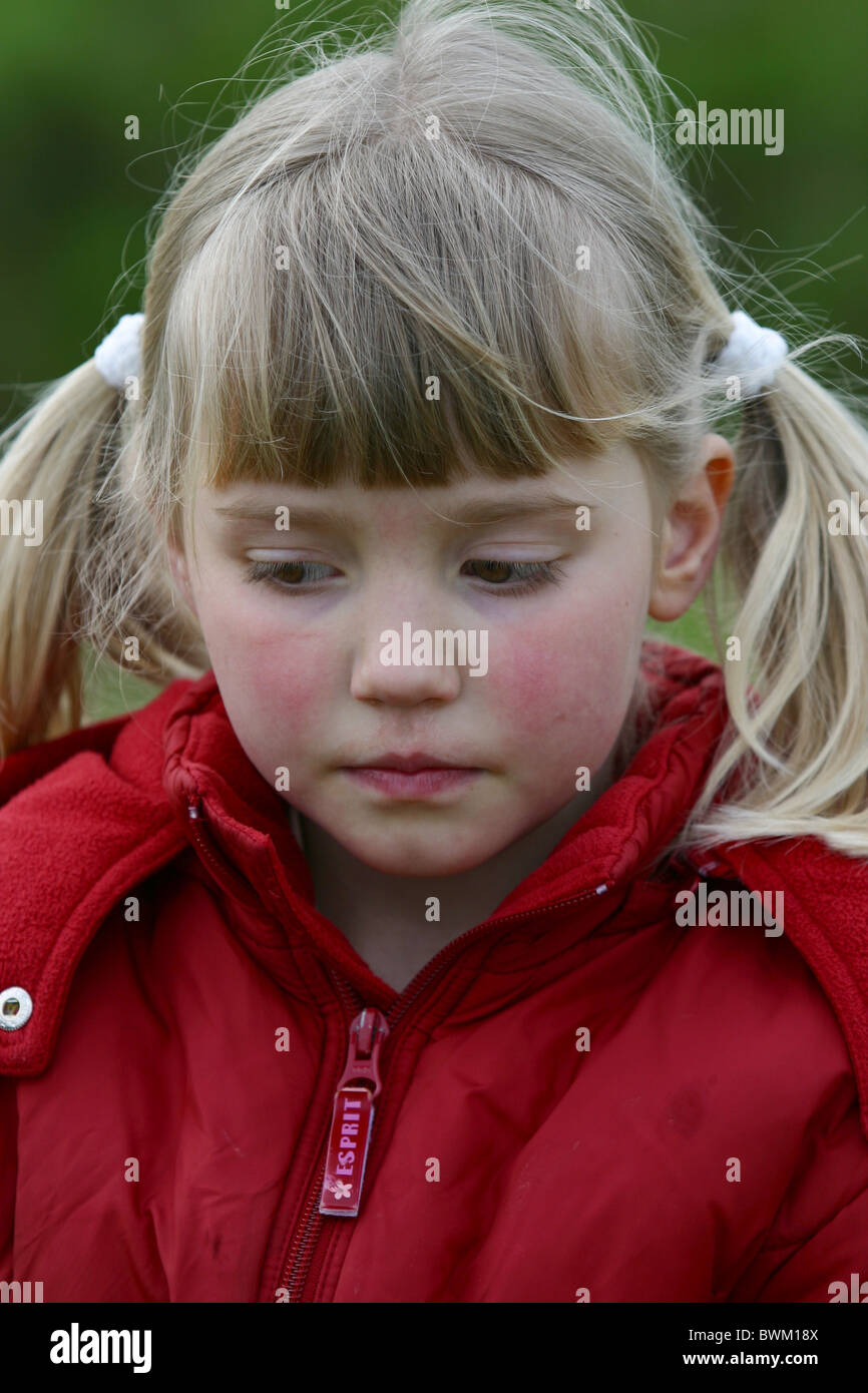 Malheureuse fille de 8 ans Banque de photographies et d’images à haute résolution - Alamy