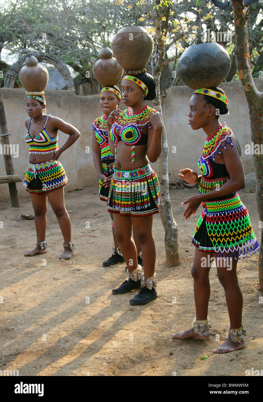 Zulu wearing traditional Banque de photographies et d’images à haute ...