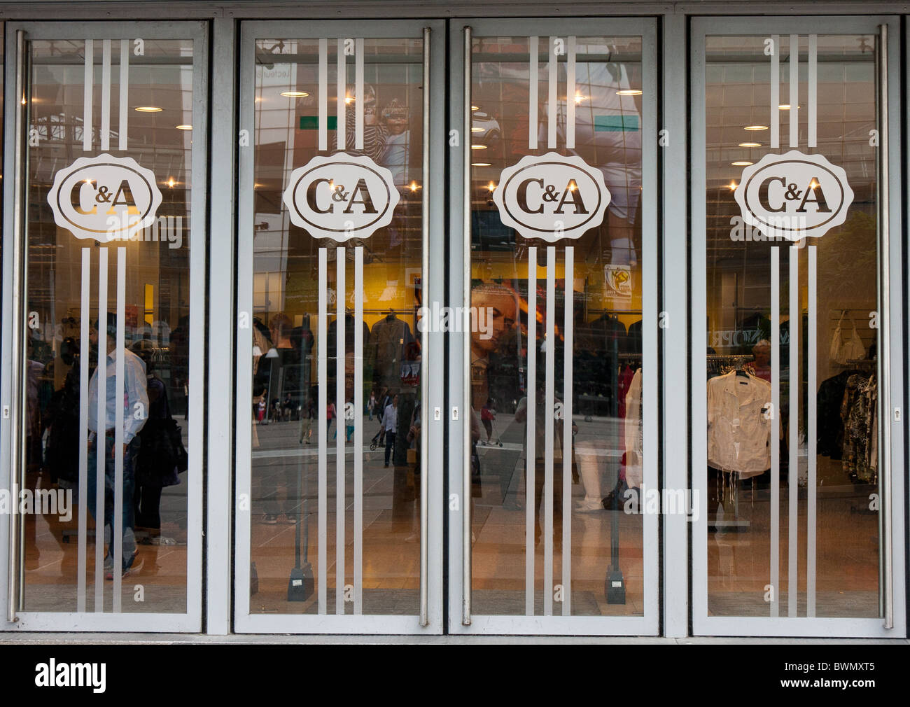 Porte et magasin Banque de photographies et d’images à haute résolution ...