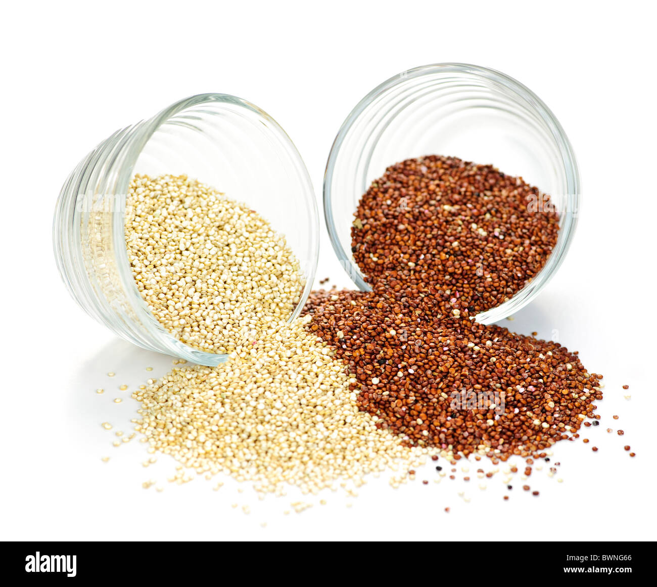 Le quinoa rouge et blanc en grains bols en verre sur fond blanc Photo ...