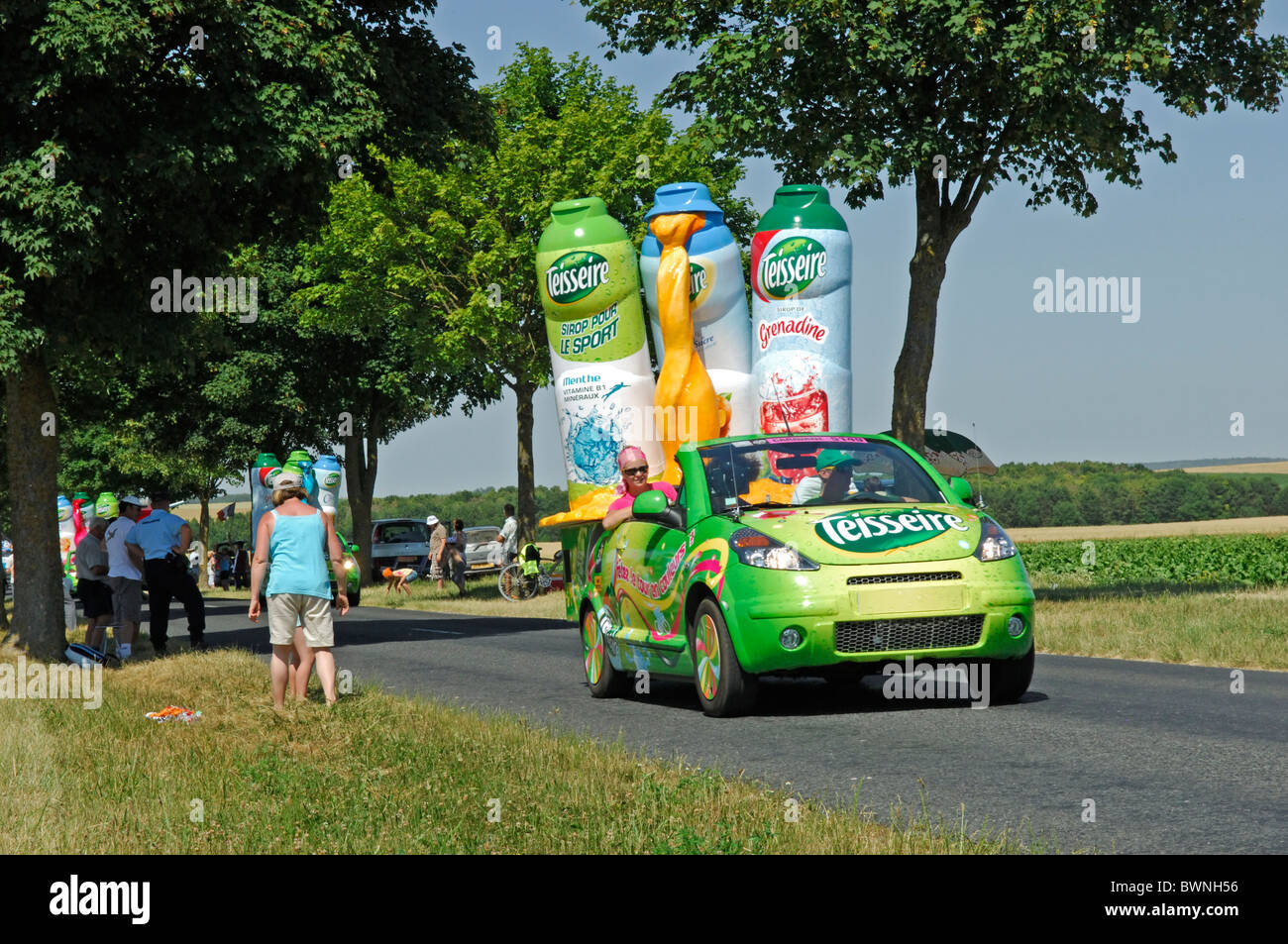 Tour de france publicity vehicle Banque de photographies et d’images à ...