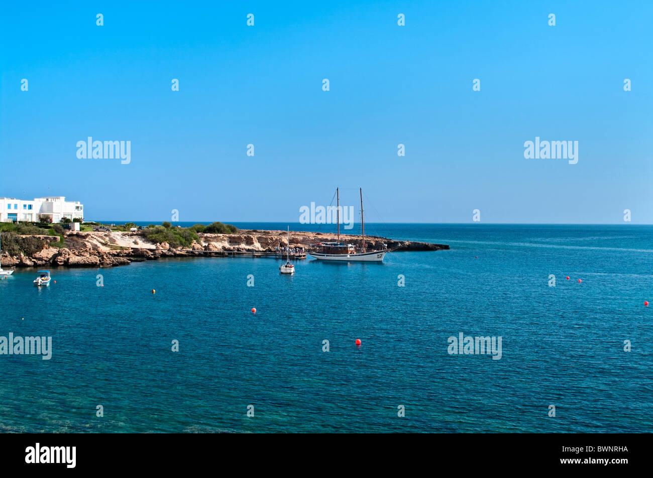 Bateau de croisière dans le port de Protaras, Chypre, Méditerranée. In ...
