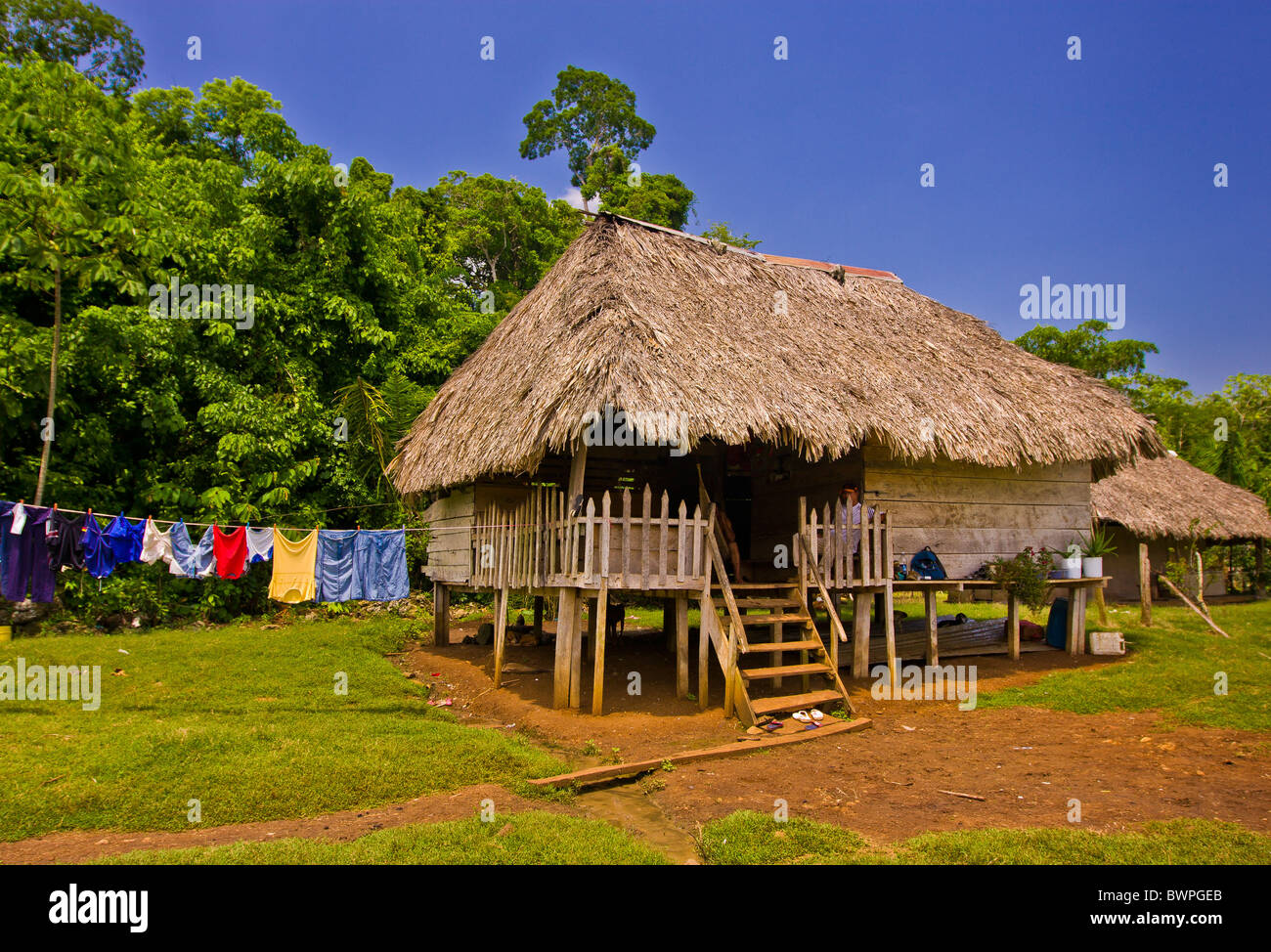 Lac BAYANO, PANAMA - Cabane sur pilotis au village de Pueblo Nuevo ...