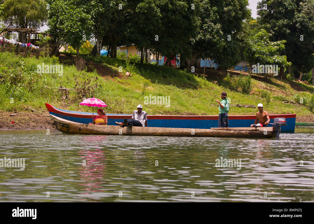 Lac BAYANO, PANAMA - personnes en canoë, Comarca Kuna de Madungandi ...