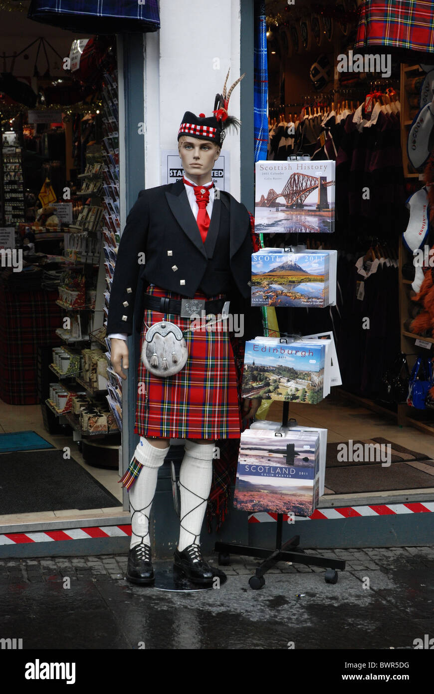 Un mannequin en robe écossaise à la porte d'une boutique de cadeaux sur ...