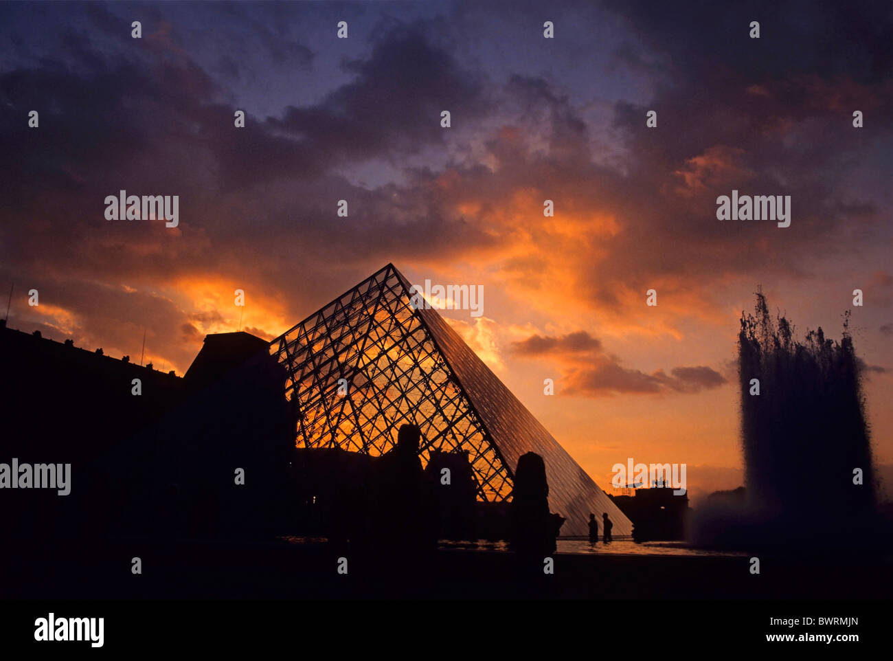 La silhouette pyramide de verre et des bâtiments du Musée du Louvre ...