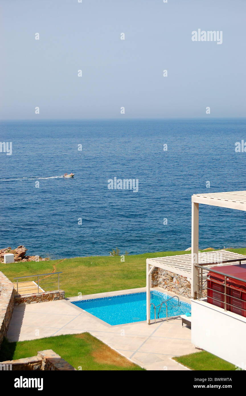 Piscine avec jacuzzi sur la plage de villa de luxe moderne, Crète ...