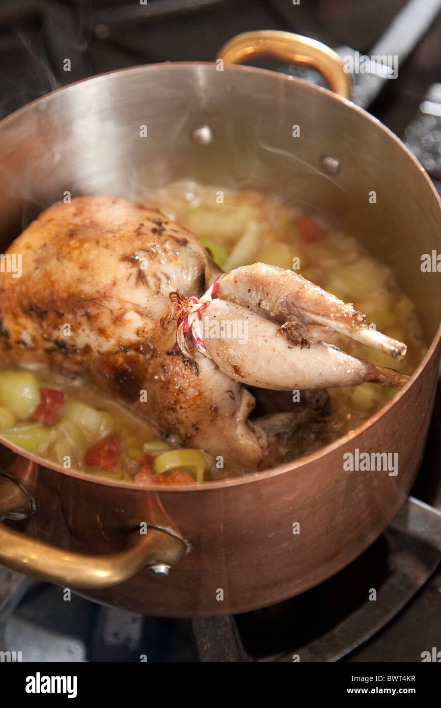 Pot convivial-perdrix rôti assaisonné d'agrumes et de genièvre poulet ...