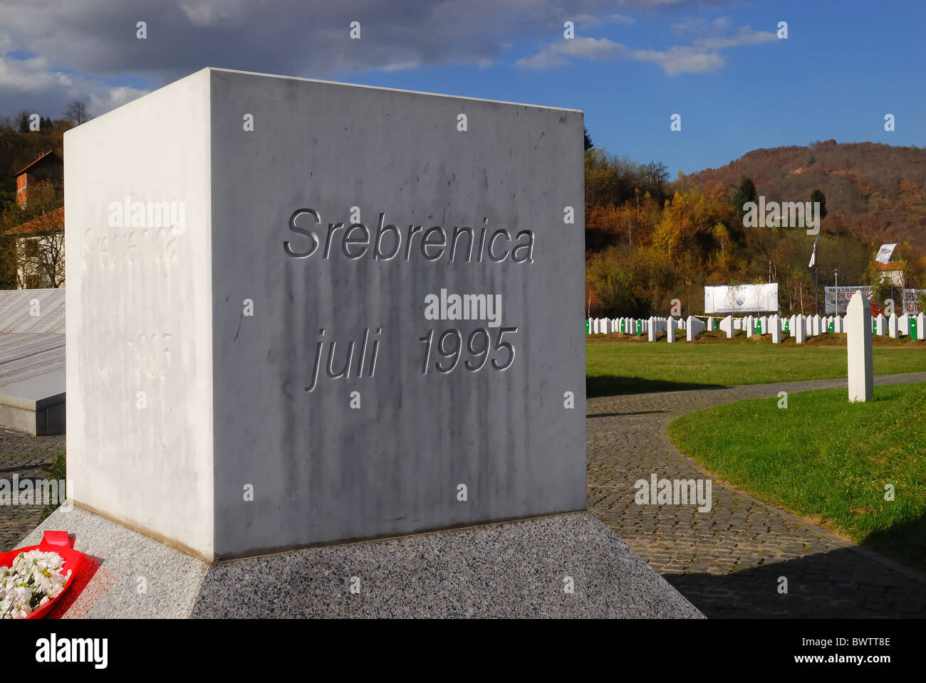 Srebrenica genocide memorial cemetery Banque de photographies et d’images à haute résolution - Alamy