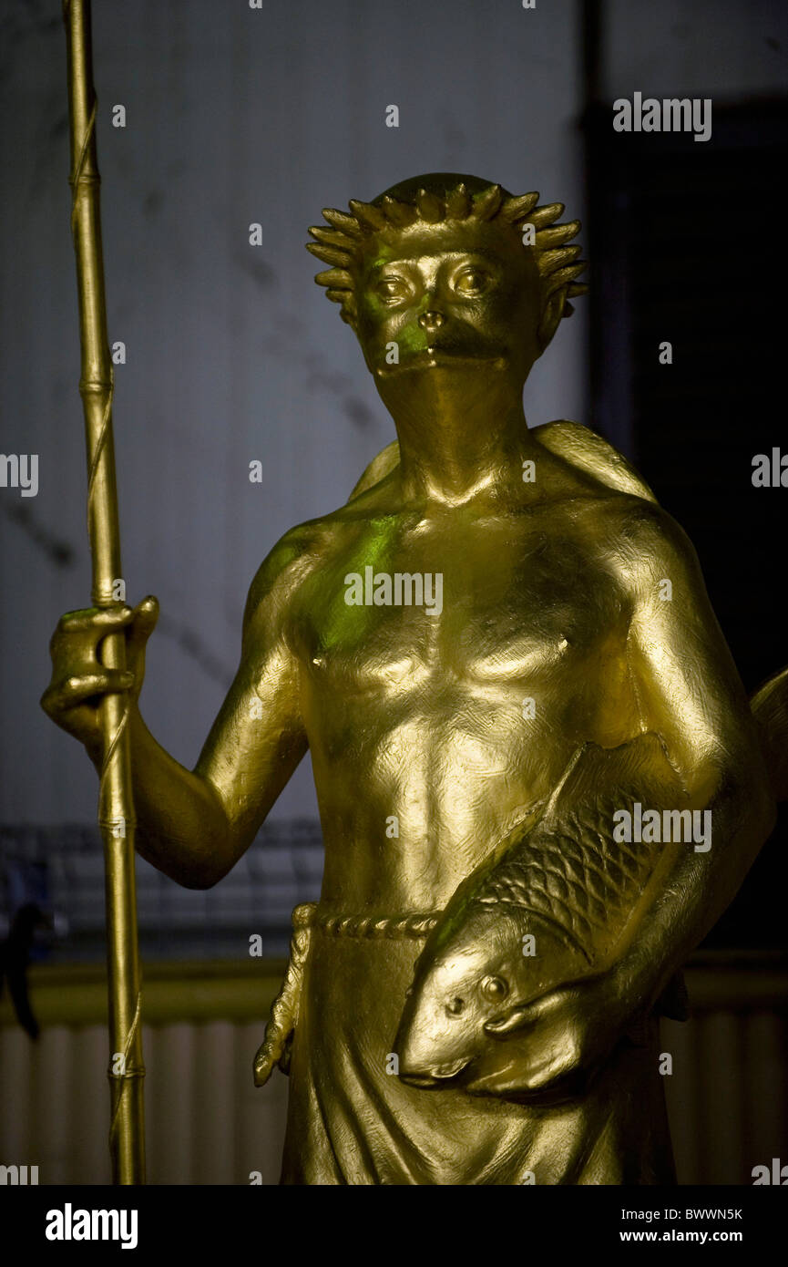 Photo montre une statue en or de la mythique créature Kappa, qui est ...