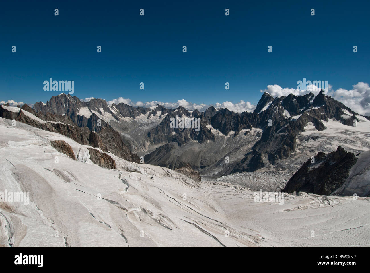 Glacier du Géant crevasse entre l'Aiguille du Midi et d'Helbronner, massif du Mont Blanc Italien ...