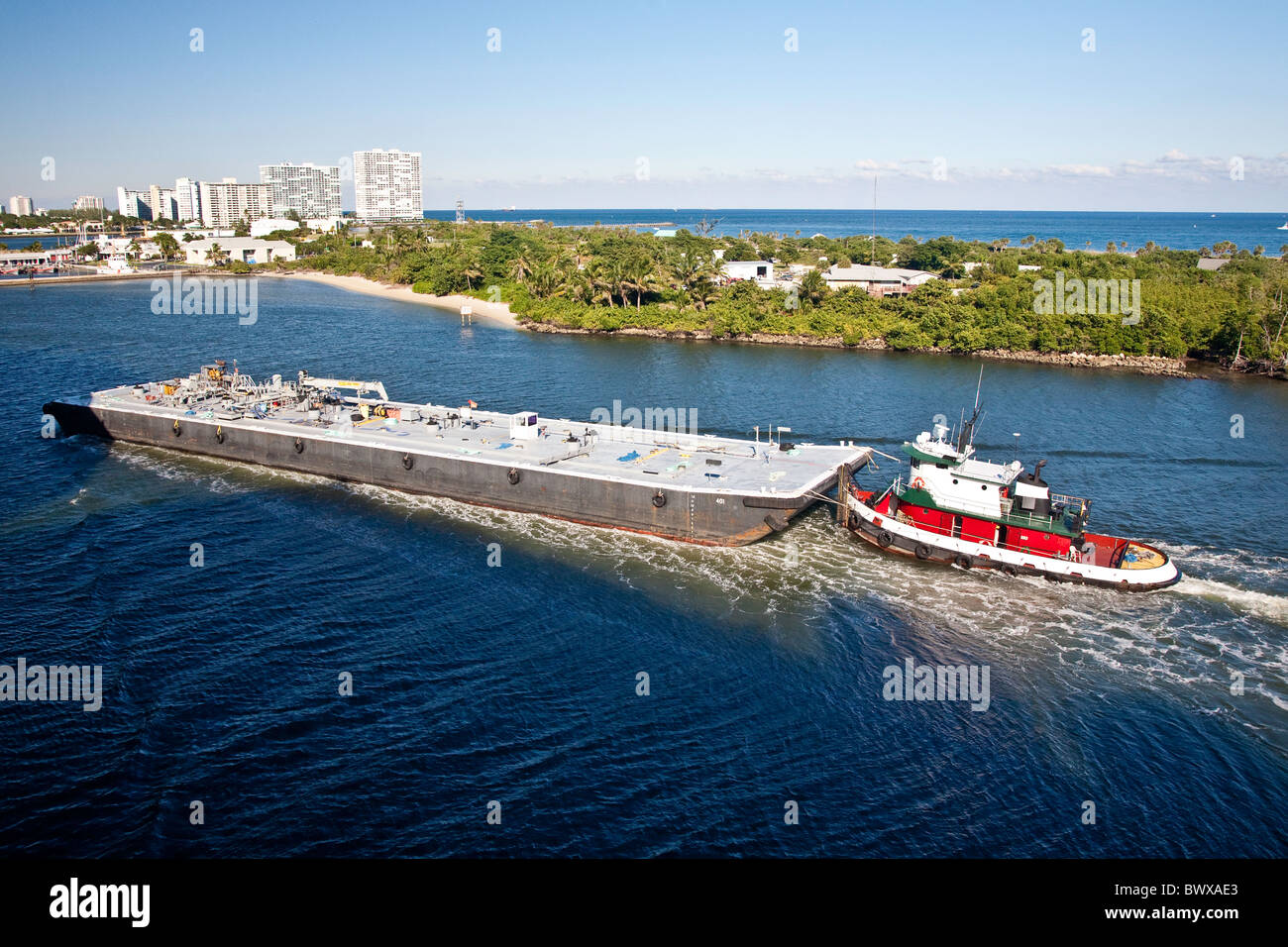 Remorqueur pousse une barge vers le port de Port Everglades à Fort ...