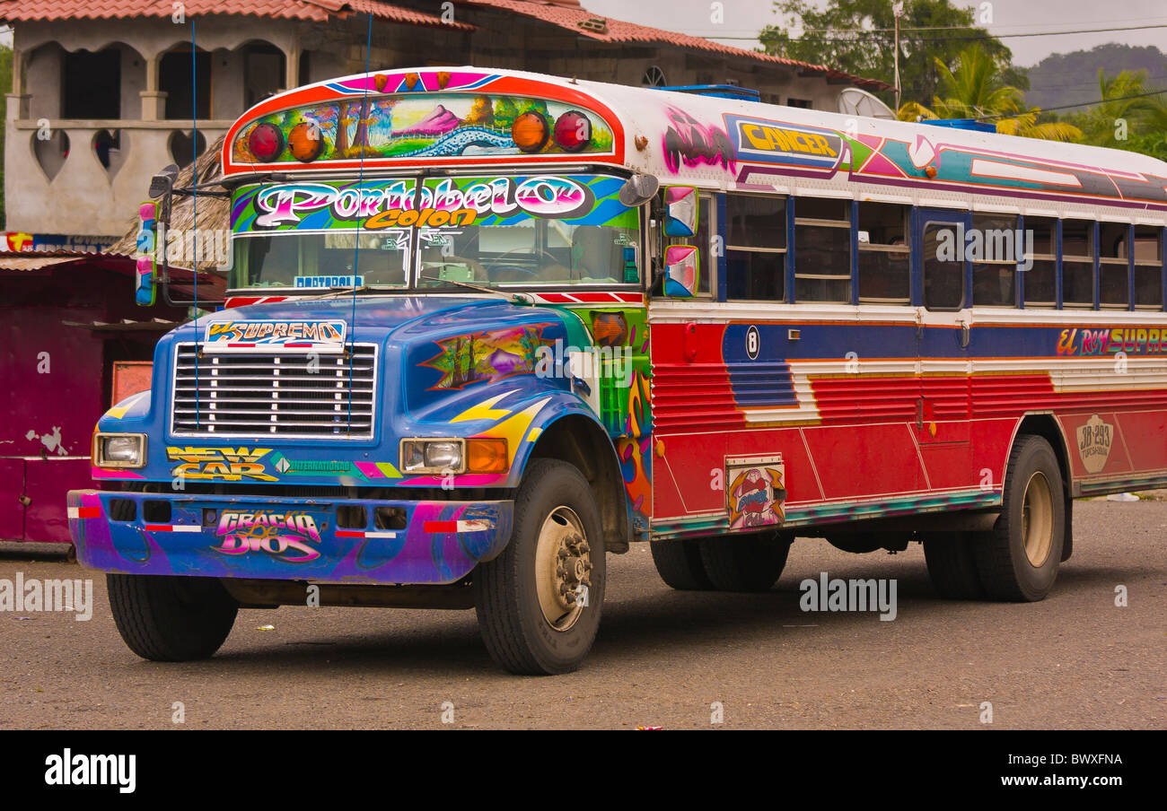 PORTOBELO, PANAMA - bus colorés de la ville Photo Stock - Alamy