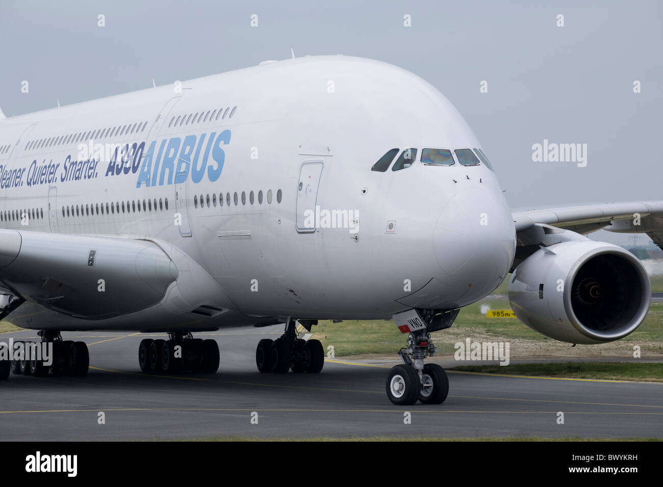 Airbus A380 le plus grand avion de passagers circulant sur la piste ...