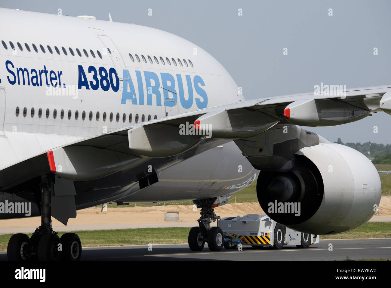 Airbus A380 le plus grand avion de passagers remorqué pour le stand ...