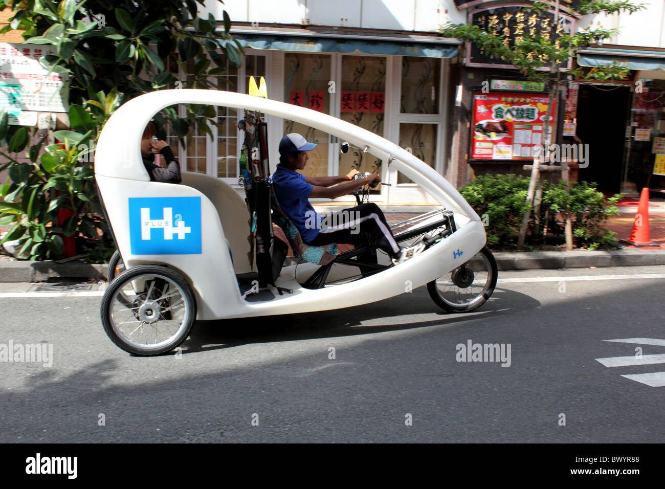 Pousse pousse moderne Banque de photographies et d’images à haute ...