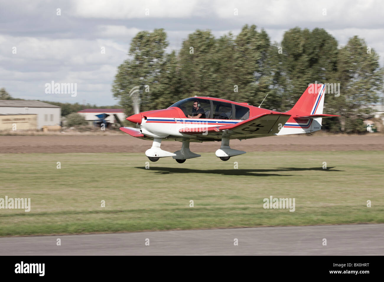 Pierre Robin DR400-180 Régent G-FCAO le décollage de Breighton Airfield ...