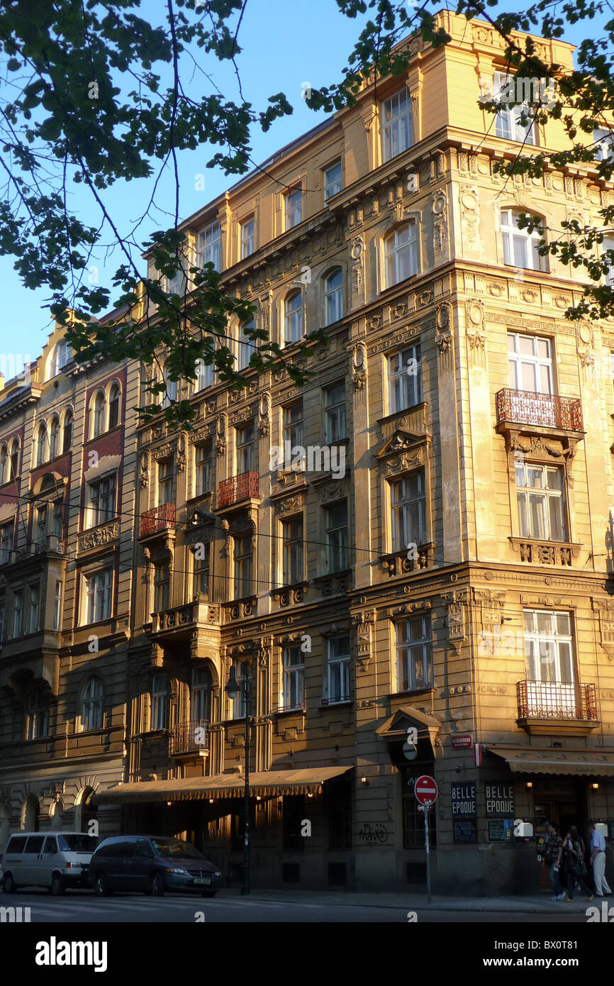 L'architecture des bâtiments et les rues de prague Banque de ...