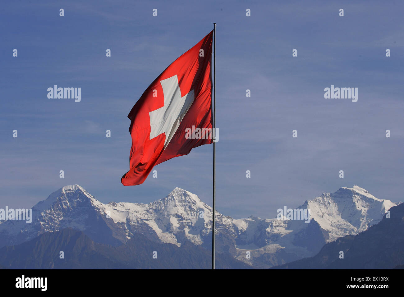 Drapeau suisse symbole du drapeau bleu ciel montagnes Eiger Mönch ...