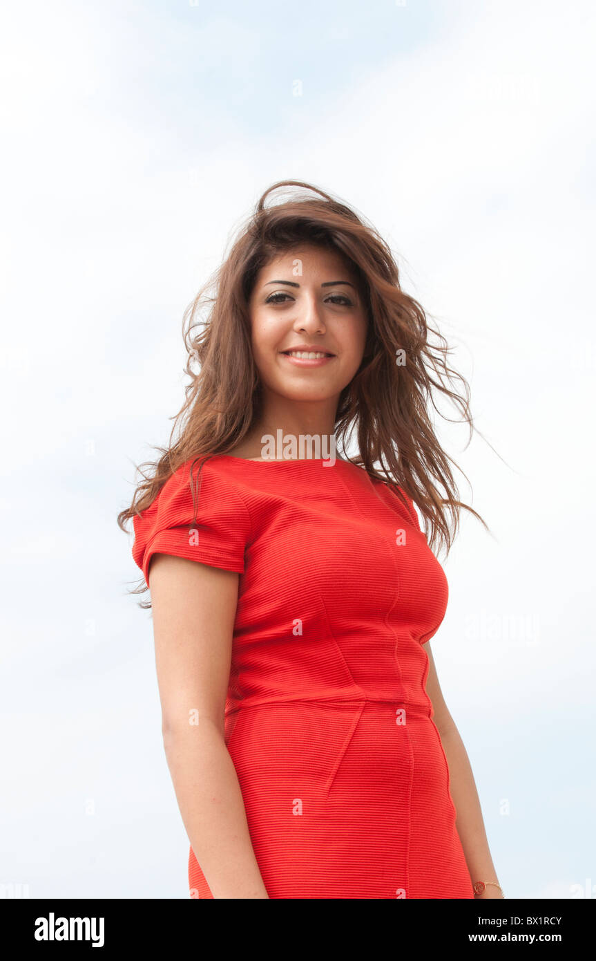 Jeune Femme En Robe Rouge Banque Dimage Et Photos Alamy