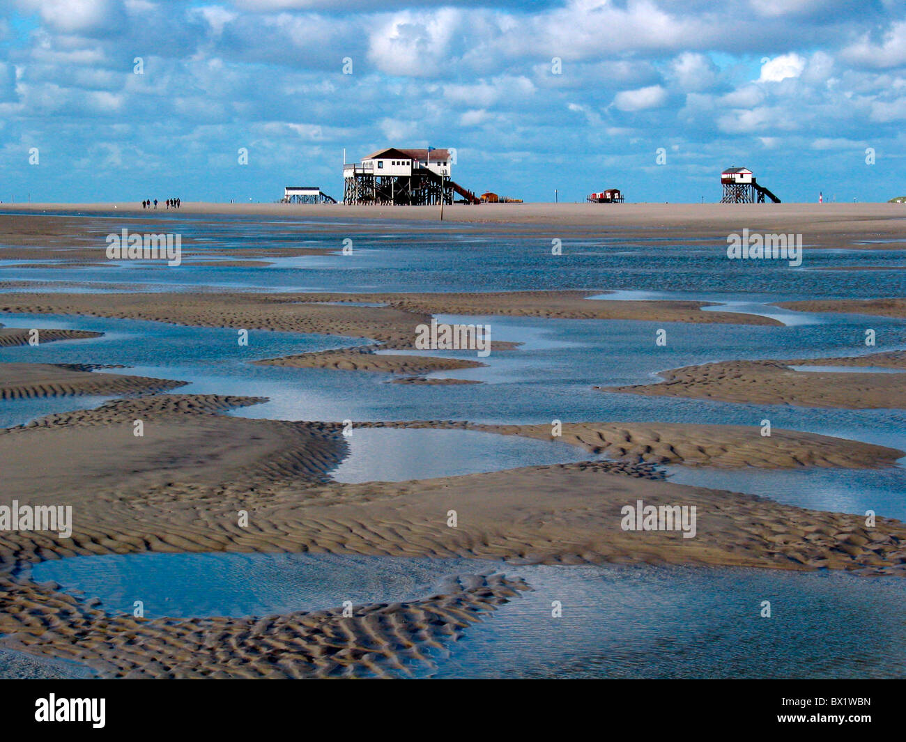 Maison sur pilotis sur la plage de sankt peter ording Banque d'image et ...