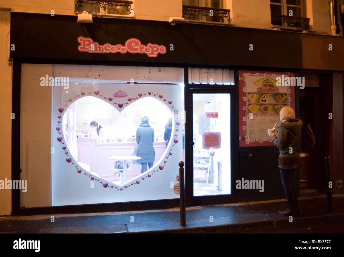 Paris, France, le magasin est éclairé la nuit, le restaurant japonais ...