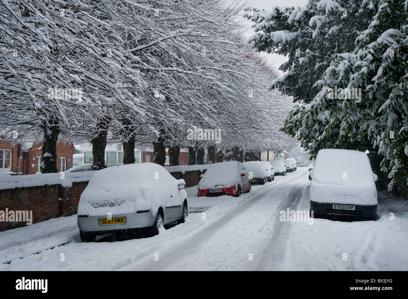 Neige sur le bord de la route Banque de photographies et d’images à ...