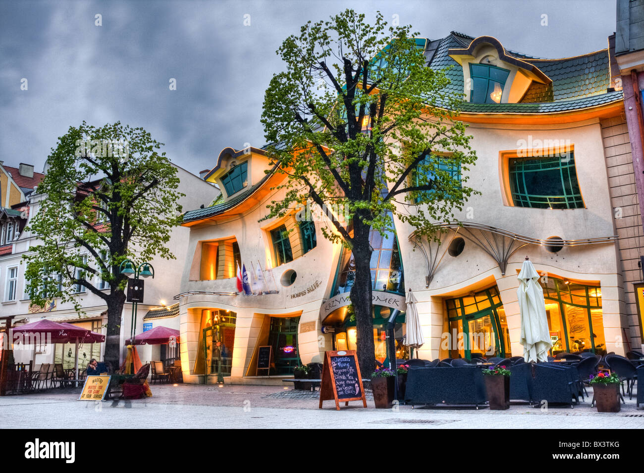 Crooked house (la maison tordue (krzywy domek), Sopot, Pologne Photo Stock - Alamy