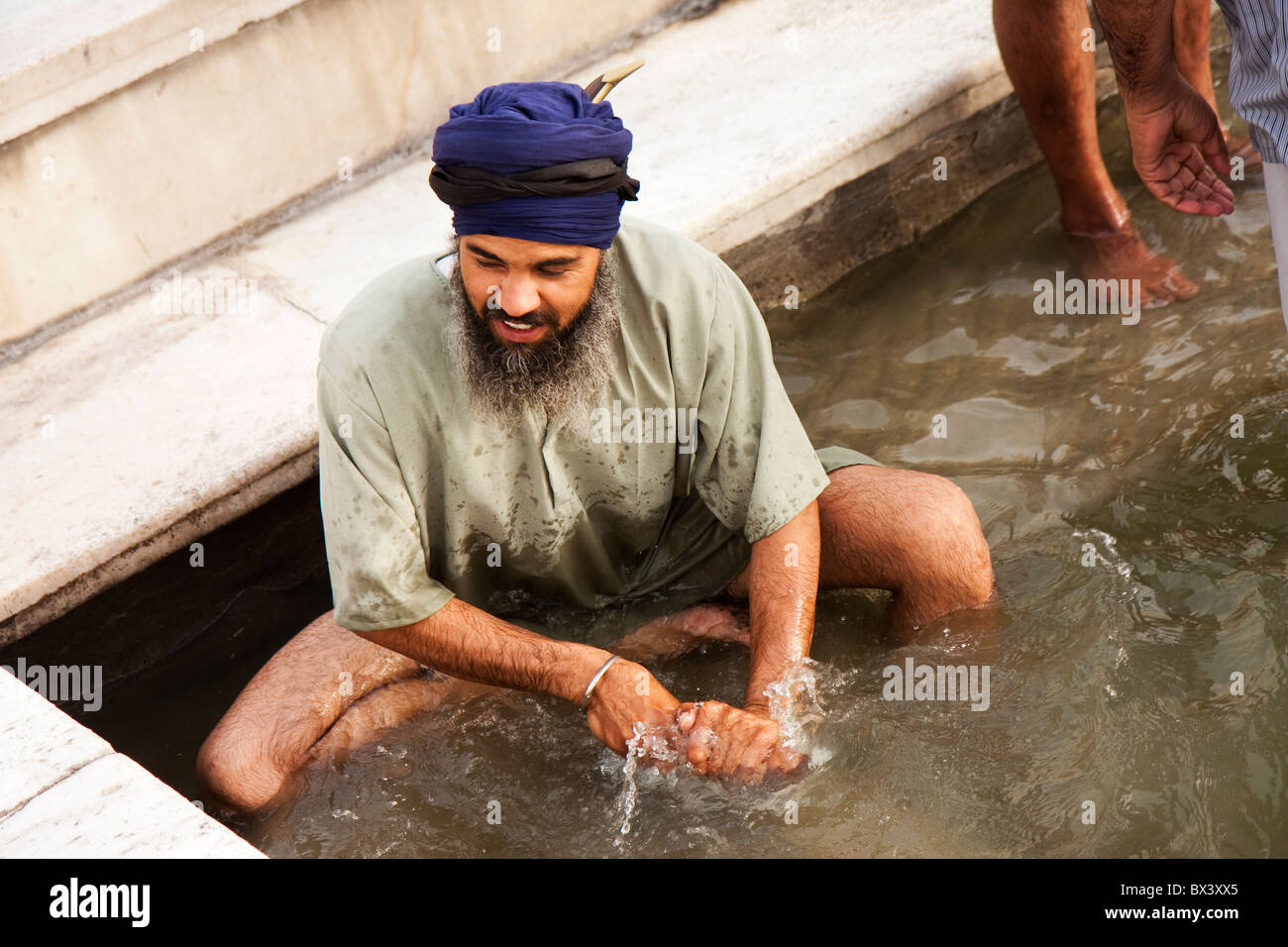 Un lave-sikh dans la piscine du Golden Temple, Amritsar, Punjab, India ...