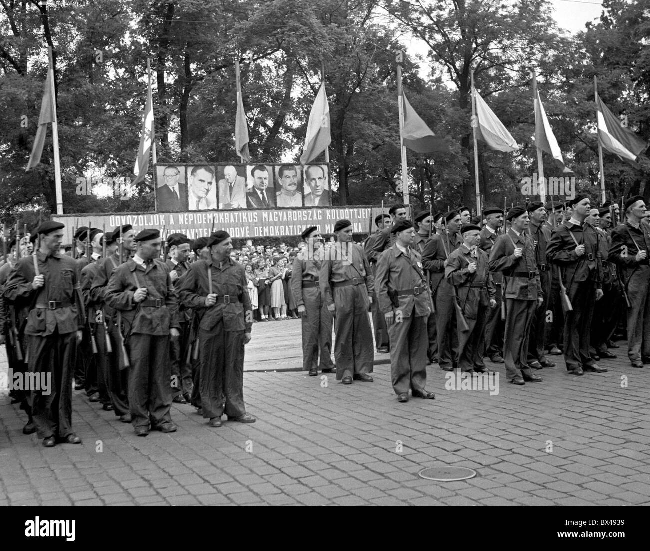 Armed militia Banque de photographies et d’images à haute résolution ...