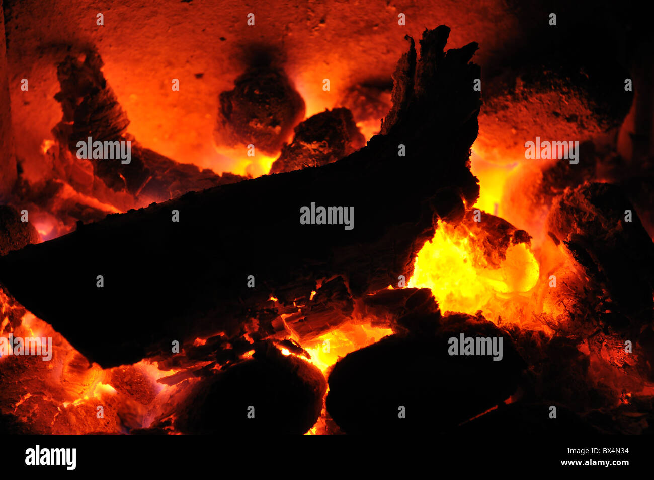 Feu dans le foyer domestique Banque de photographies et d’images à ...