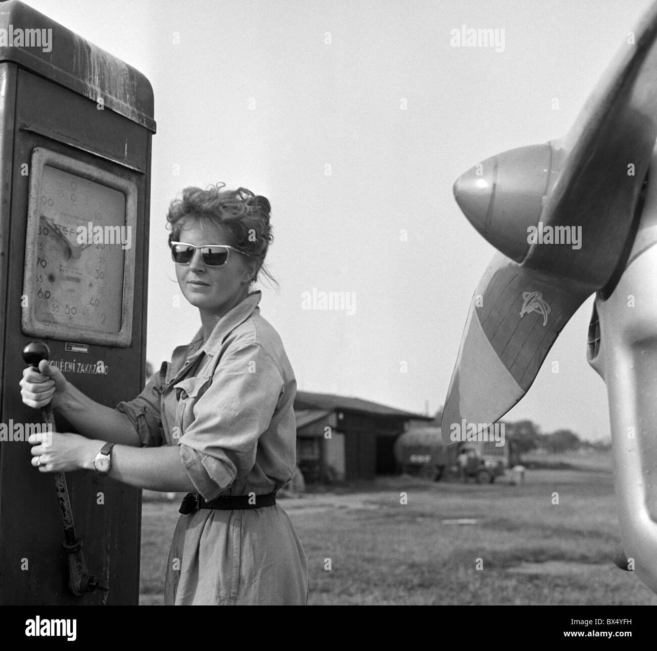Femme aviateur Banque de photographies et d’images à haute résolution ...