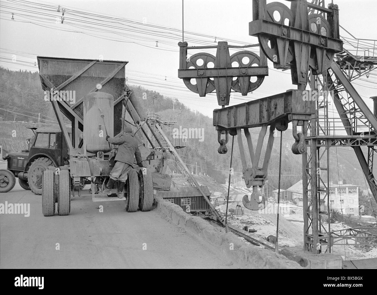 La construction du barrage en béton, Orlik Photo Stock - Alamy