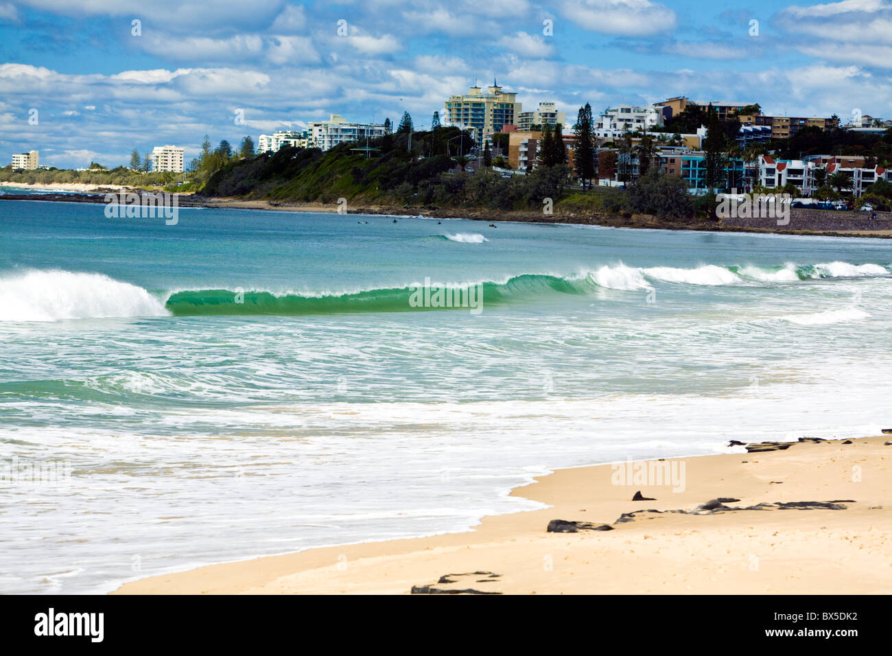 Belle déferlement des vagues sur le rivage à Alexandra Headlands ...