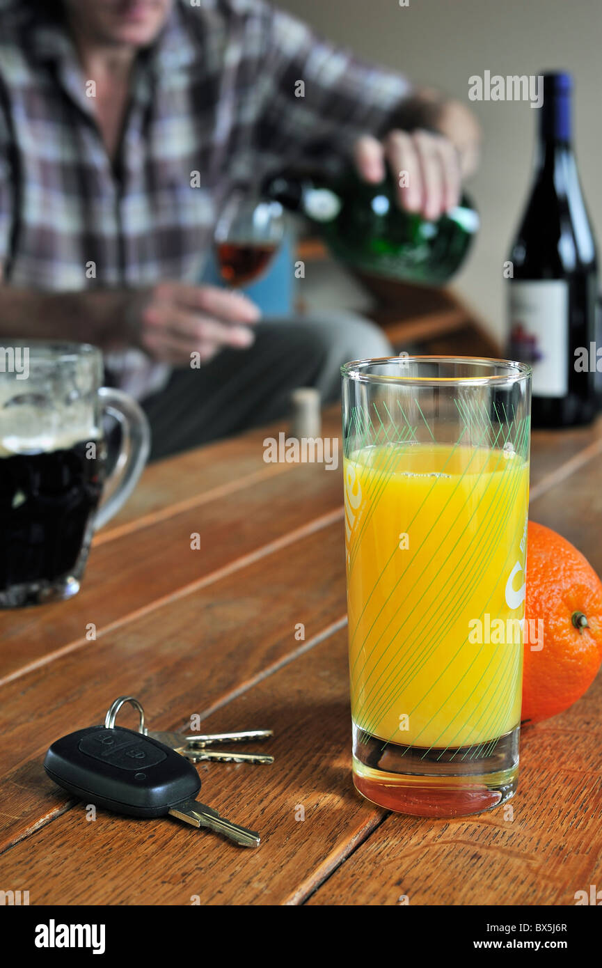 Clé de voiture, l'homme ivre de verser le vin, les boissons alcoolisées ...