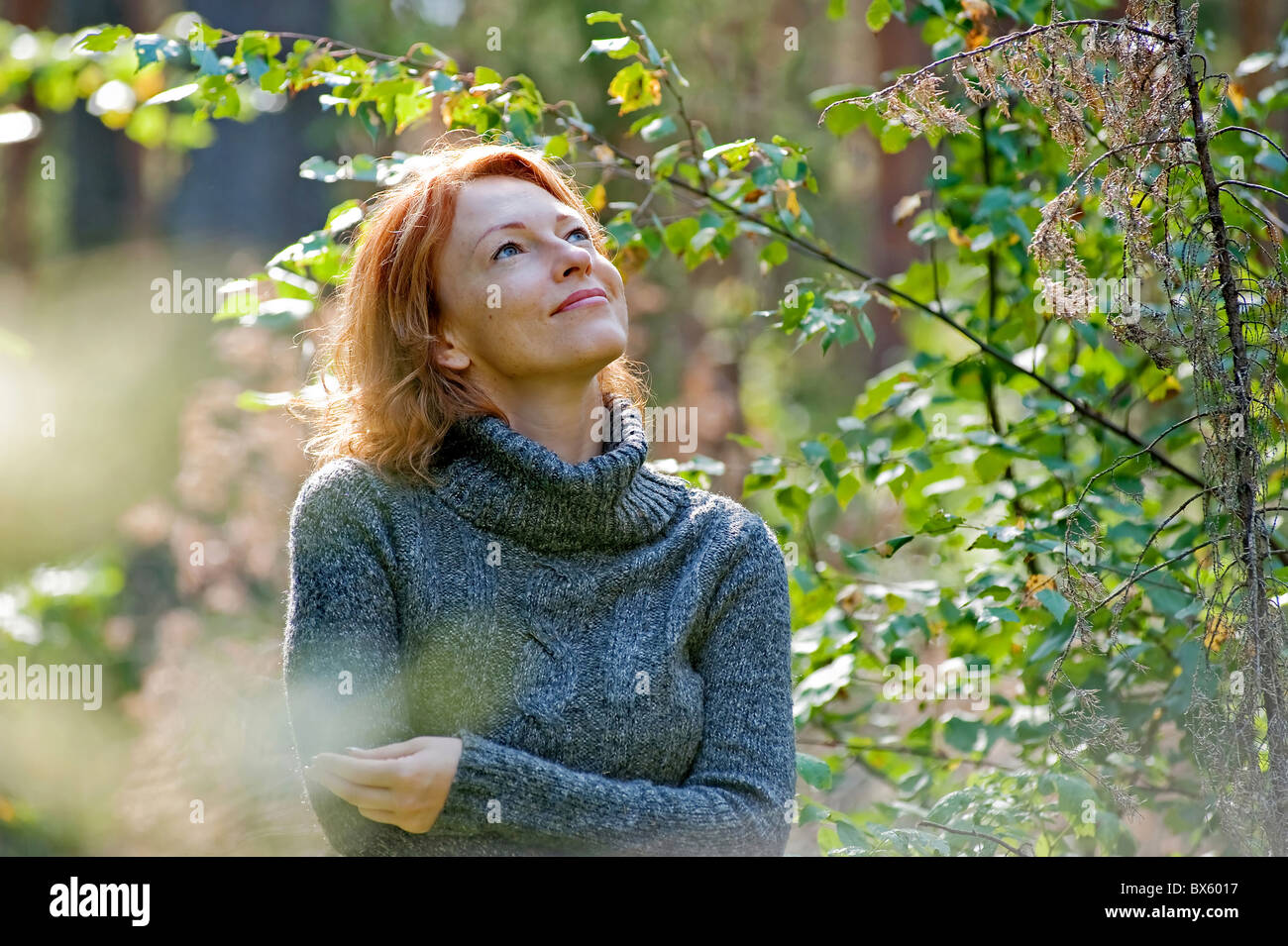 Femme rousse, nature Banque de photographies et d’images à haute ...