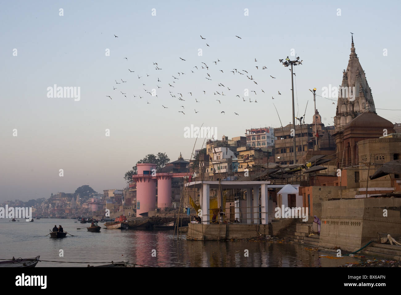 Ghats ganges river varanasi Banque de photographies et d’images à haute ...