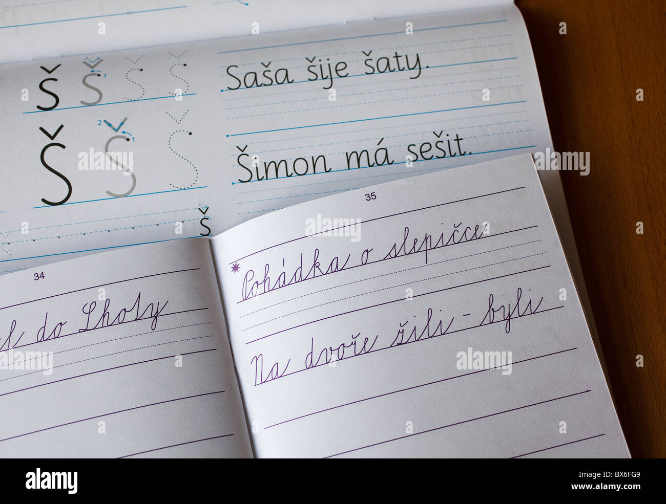 Alphabet script Banque de photographies et d’images à haute résolution ...