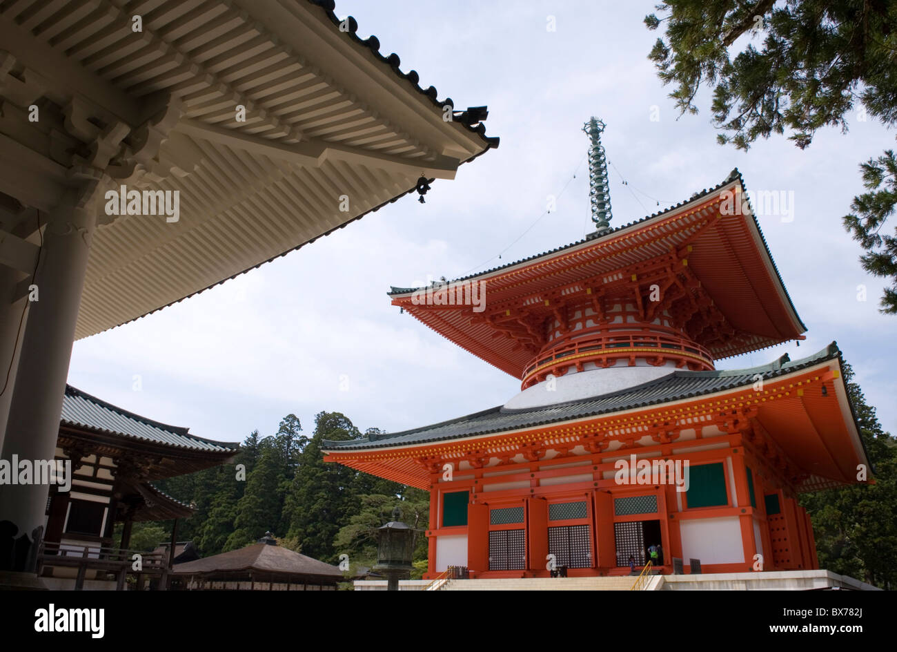 Konpon daito pagoda Banque de photographies et d’images à haute ...