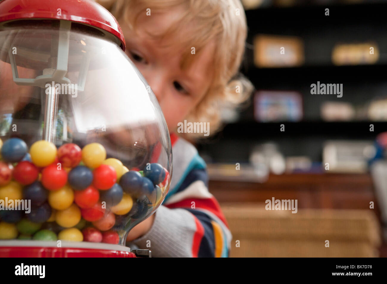 Boy with chewing gum Banque de photographies et d’images à haute ...