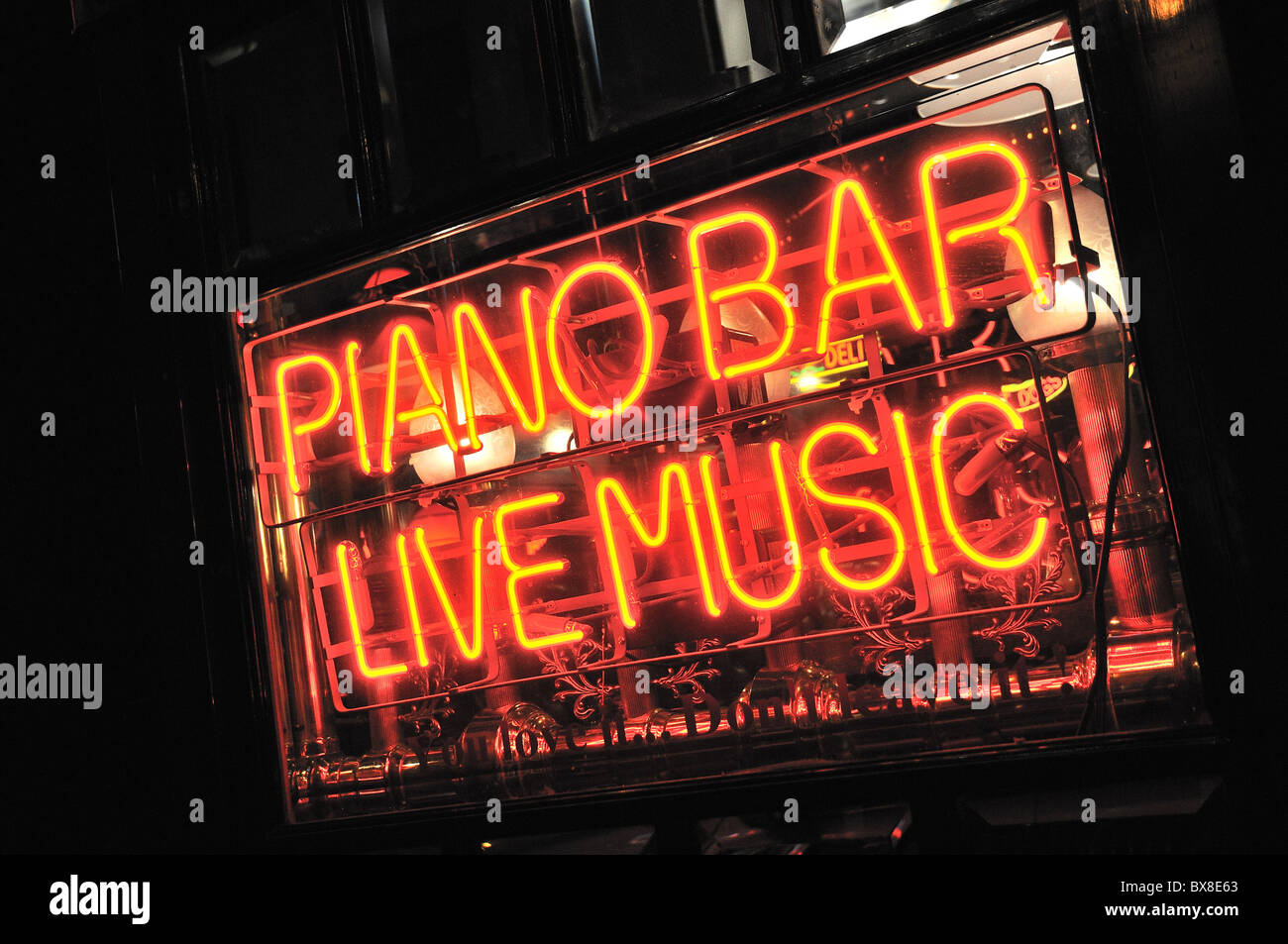 The Piano Bar Sign Banque d'image et photos - Alamy