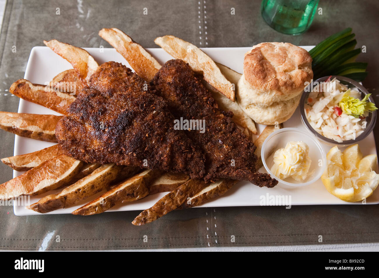 Assiette de fruits de mer Fish and chips au restaurant Fiddlin Lobster ...
