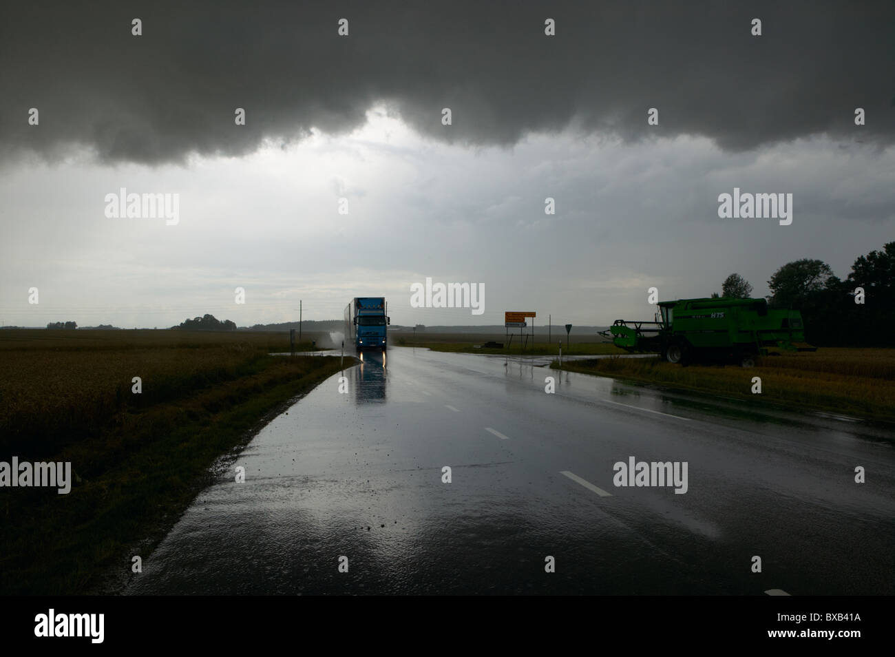 Camions tonnants Banque de photographies et d’images à haute résolution ...