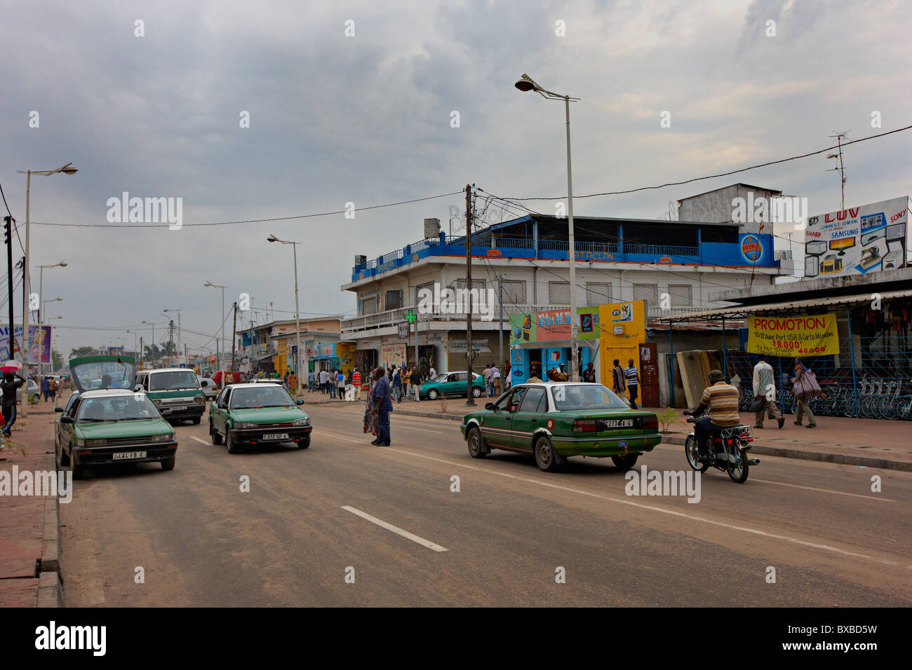 Voitures sur Avenue de la paix, de Poto Poto, Brazzaville, République ...