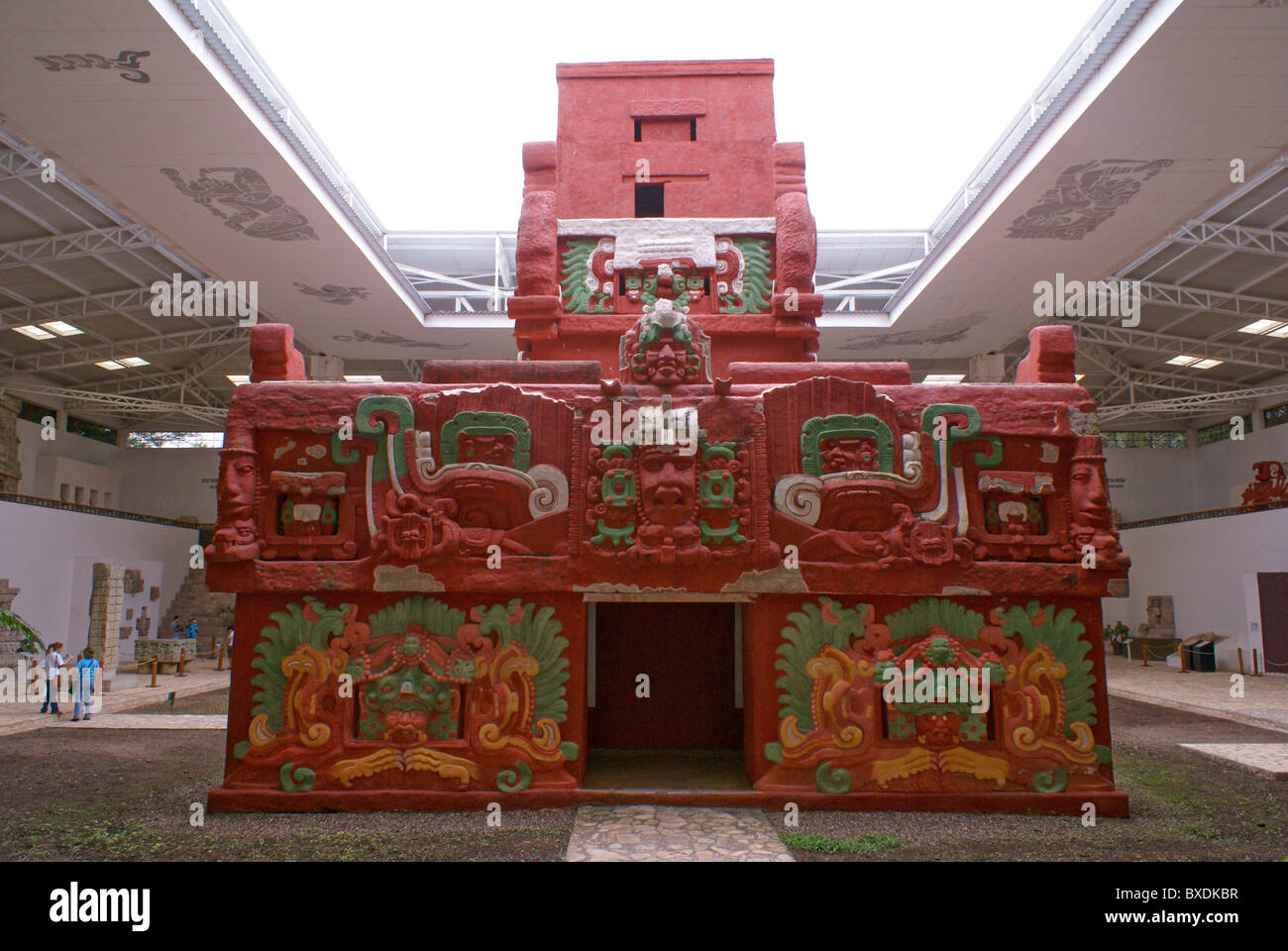 Réplique du temple Rosalila dans le musée de sculptures de Copan au ...