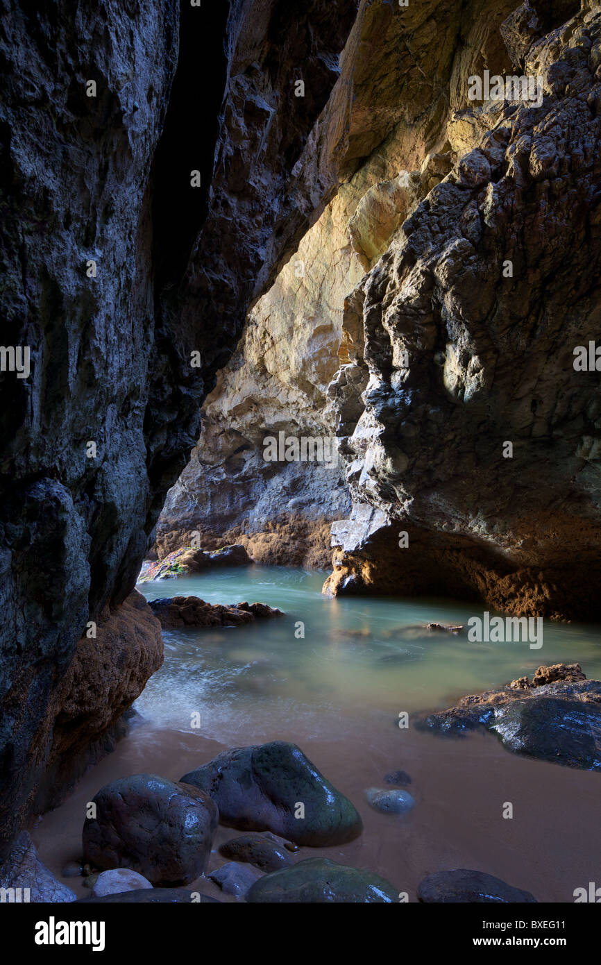 Grotte de l'océan révèle différentes formes et couleurs géologique ...