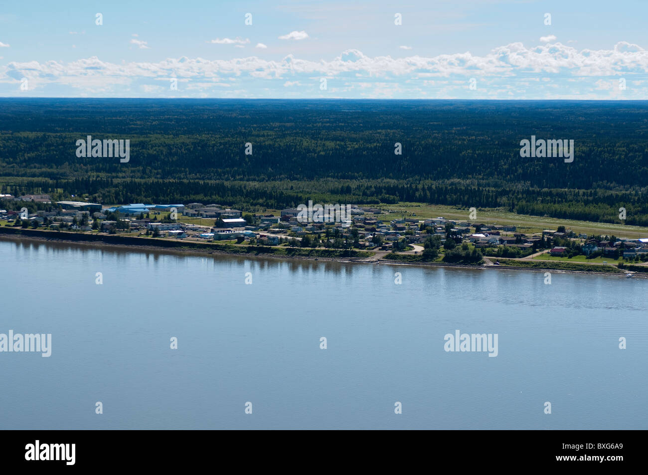 Vue aérienne de fort Simpson sur les rivières Mackenzie et Laird ...