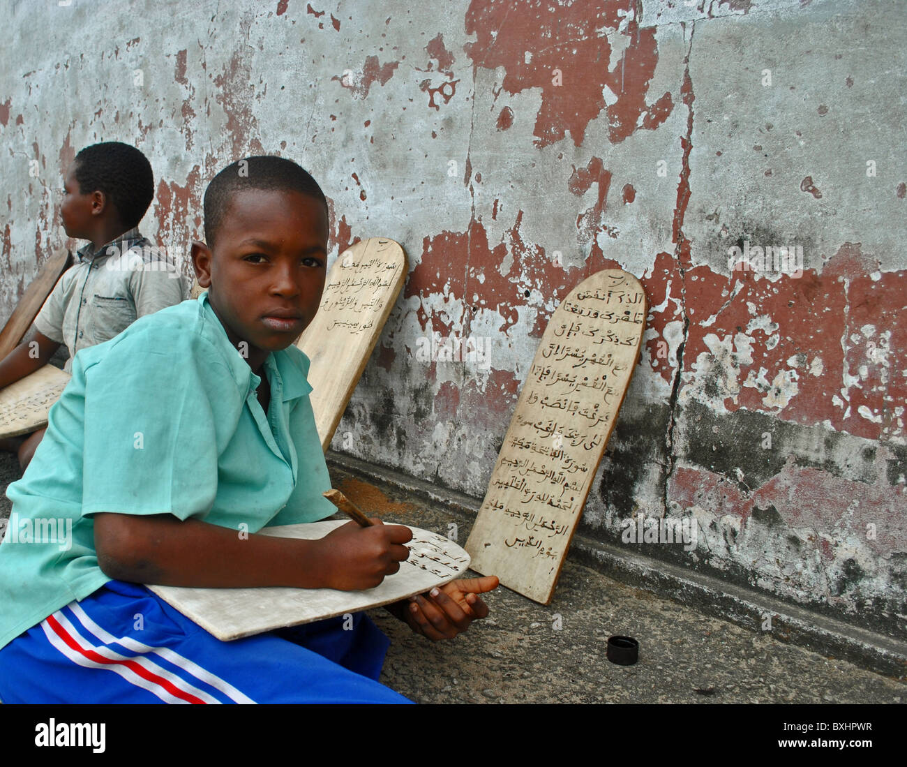 L'apprentissage du Coran au garçon une école islamique à Abidjan, Côte ...